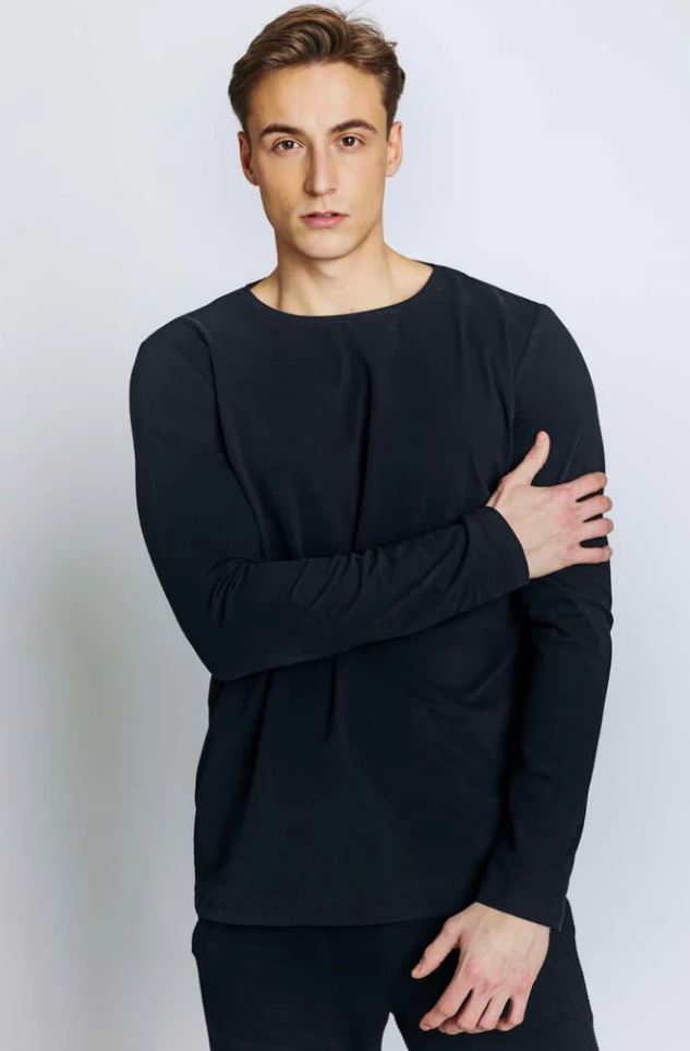 How a T-Shirt Should Fit (Crew/V-neck with Pictures) - Sharp Confident Man